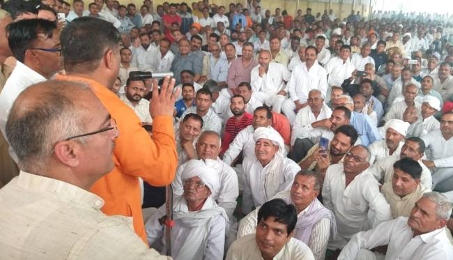 सांसद के सामने भितरघात करने वालों पर बरसे कार्यकर्ता - bjp workers ...
