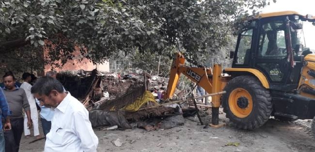 पोखर के भिडे पर अतिक्रमण कर बनाए गए घर को जेसीबी से तोड़कर हटाया ...