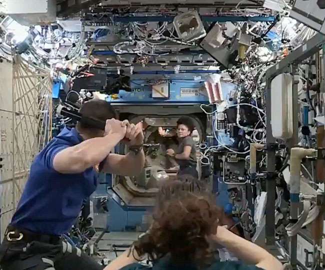 देखें Video: जब धरती से 400 Km. की ऊंचाई पर मीर और कोच ने खेला बेसबॉल ...