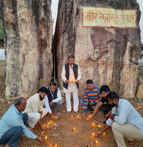 वाराणसी-शक्तिनगर मार्ग पर मारकुंडी घाटी के पास वीरता और अटूट प्रेम की ...