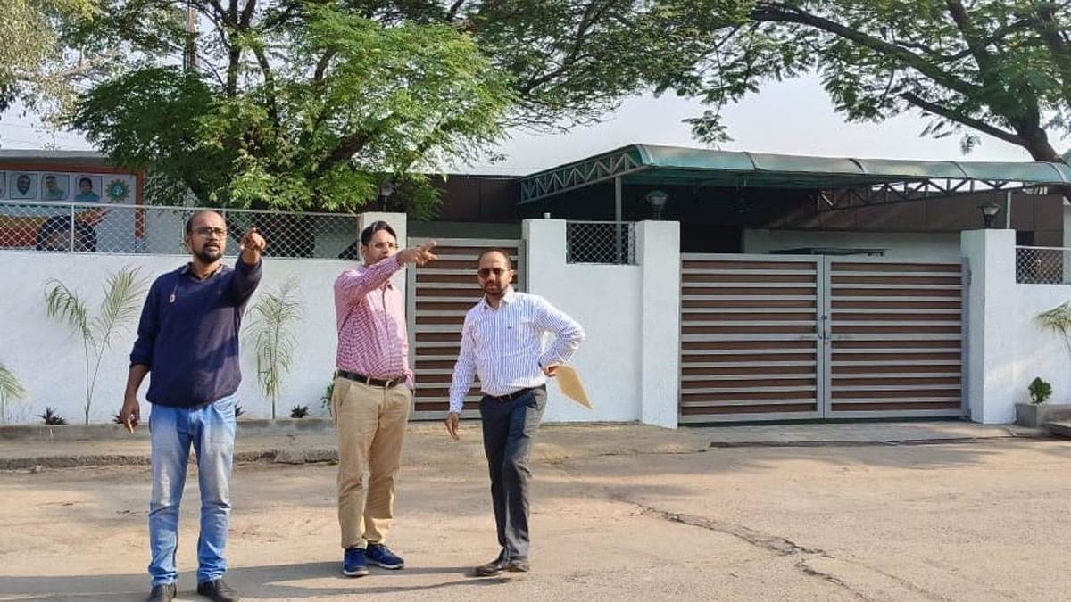 कांग्रेस व‍िधायक अनूप स‍िंंह के बेरमो, रांची व पटना आवास पर आयकर व‍िभाग का छापा...घर के अंदर ...