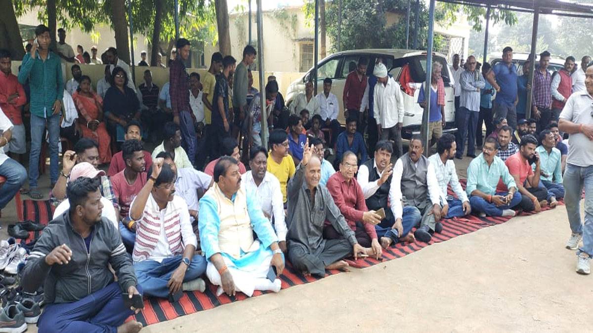 IT Raid in Jharkhand: बेरमो व‍िधायक अनूप स‍िंंह के तीन ठ‍िकानों पर छापेमारी का समर्थक कर रहे व ...