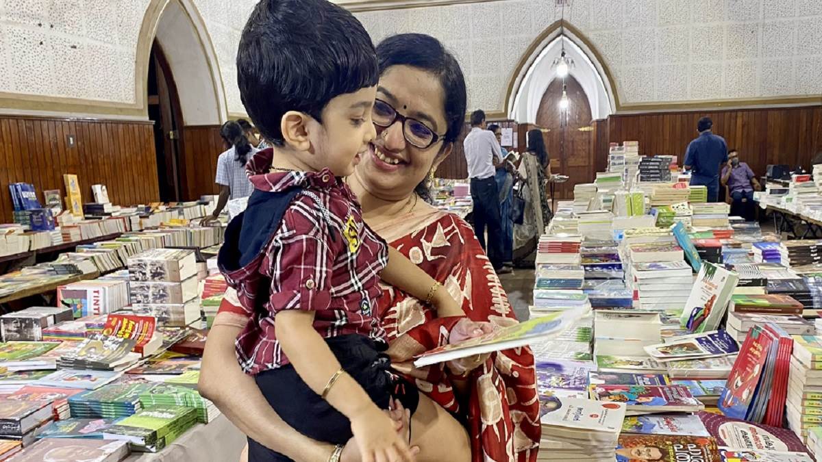 Kerala News: इवेंट में अपने बच्चे के साथ पहुंचीं महिला IAS अधिकारी ...