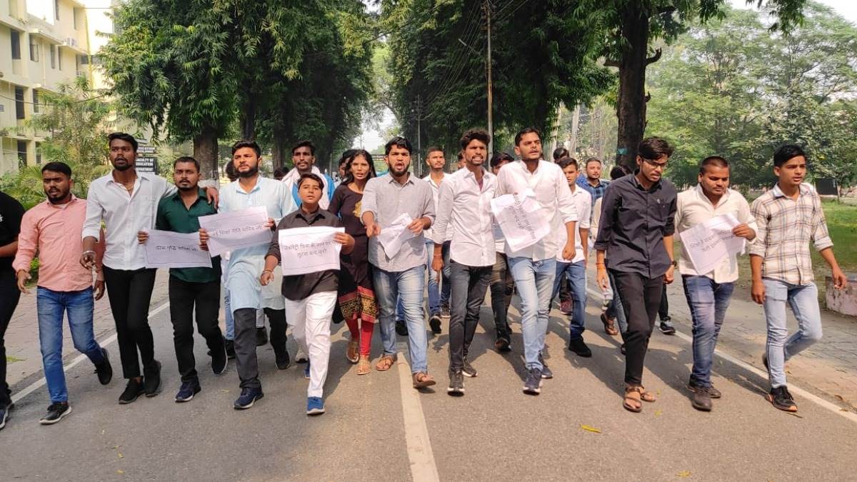 Lucknow University: एमए में लिए गए लैब फीस के विरोध में उतरे छात्र ...