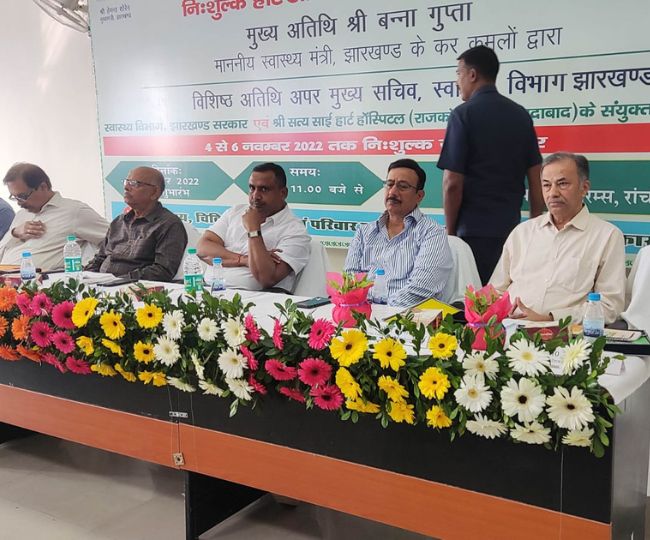 RIMS Ranchi: रिम्स में मरीजों के गंदे चादर को देखकर भड़के बन्ना गुप्ता ...