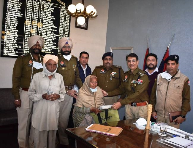 पुलिस ने लुटेरों से पैसे बरामद कर अमर कौर को किए वापस - SSP Navjot ...