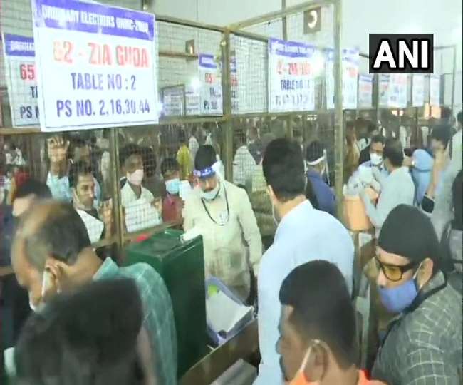 Hyderabad GHMC Election Results 2020: TRS is leading at 62, BJP at 43 ... Hyderabad GHMC Election Results 2020: TRS is leading at 62, BJP at 43 ...