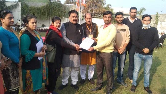 वोकेशनल टीचरों ने खून से लिखा ज्ञापन विधायक को सौंपा - Vocational ...