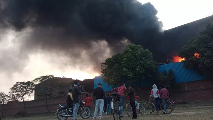 Panipat Fire: हैंडलूम फैक्ट्री में लगी भीषण आग...12 घंटे बाद भी नहीं पाया जा सका काबू ...
