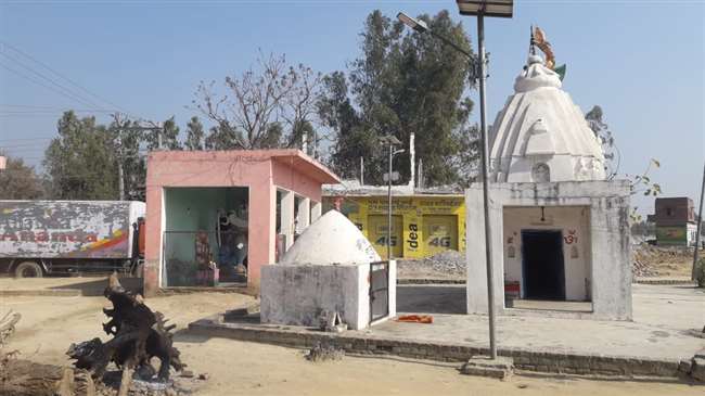 झनकपुरी, गजरौला स्थित प्राचीन शिव मंदिर हाईवे चौड़ीकरण की जद में ...