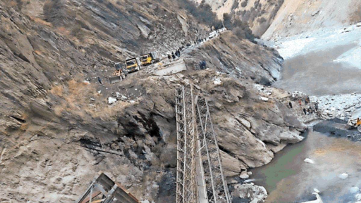 Chamba News: हिमाचल प्रदेश के चंबा में भूस्खलन के बाद पुल गिरा, यातायात ...