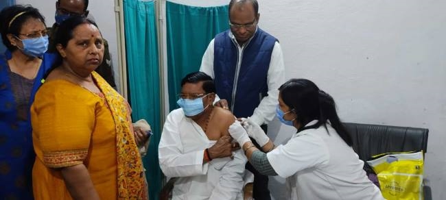 हाथरस सांसद ने लगवाया टीका सभी से सहयोग की अपील - Hathras MP gets ...