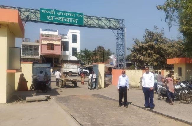 वर्षो से टूटा पड़ा है मंडी समिति के मुख्य द्वार का धर्म कांटा - Traders ...