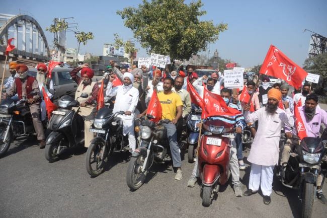 पेट्रोलियम पदार्थों के बढ़े रेटों के खिलाफ वाम वर्करों ने निकाला ...
