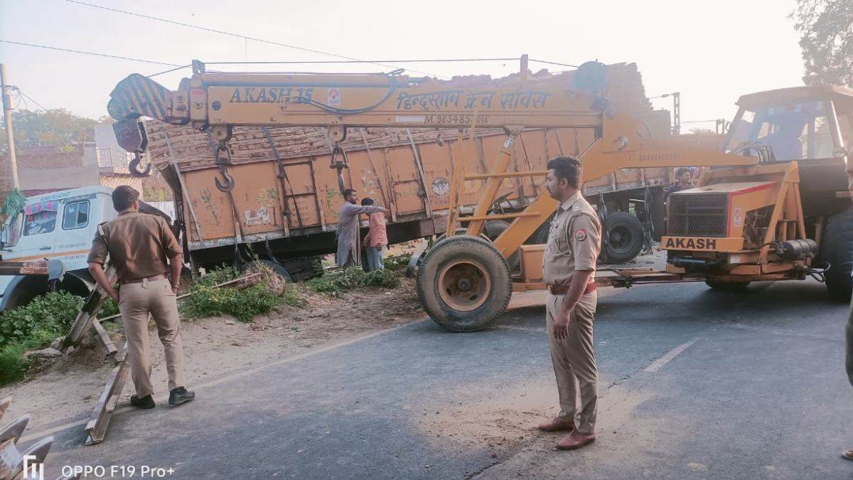 Hathras: ट्रैक्टर से ट्राला की भिड़ंत, रेलिंग तोड़ रेलवे ट्रैक पर ...