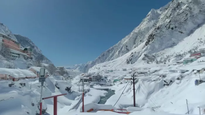 Badrinath Snowfall: बद्रीनाथ धाम में छ: फुट से अधिक बर्फ, महायोजना के ...
