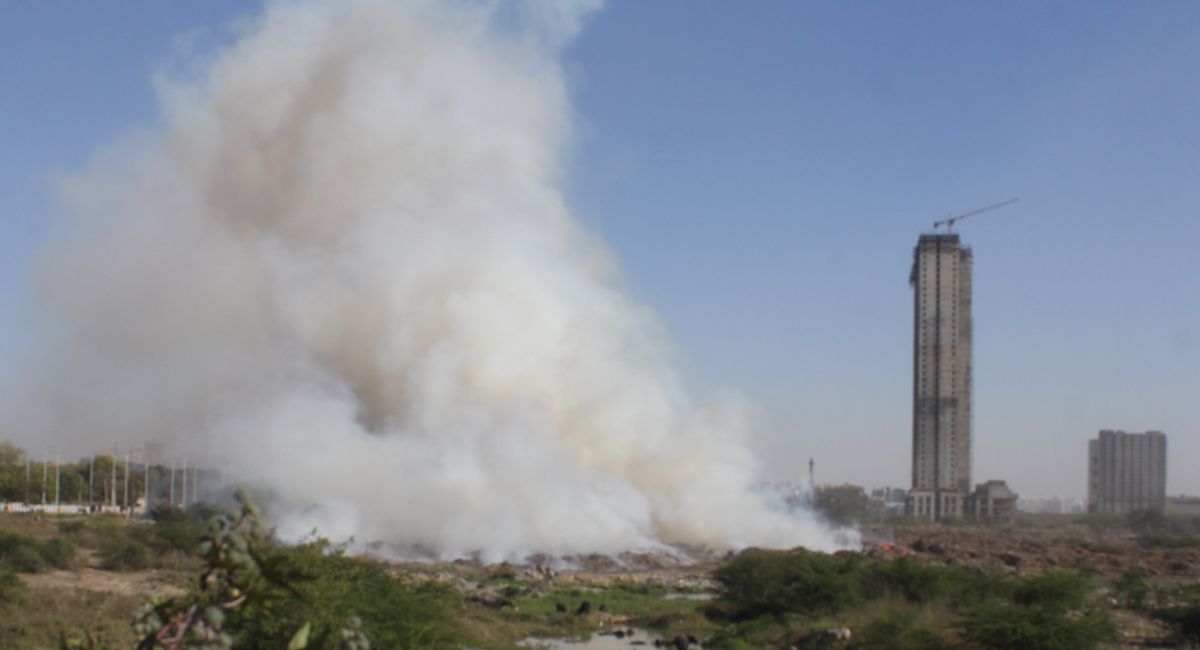 Noida Fire: नोएडा में लगी आग, धुआं-धुआं हुआ शहर; लोगों को सांस लेना हो ...