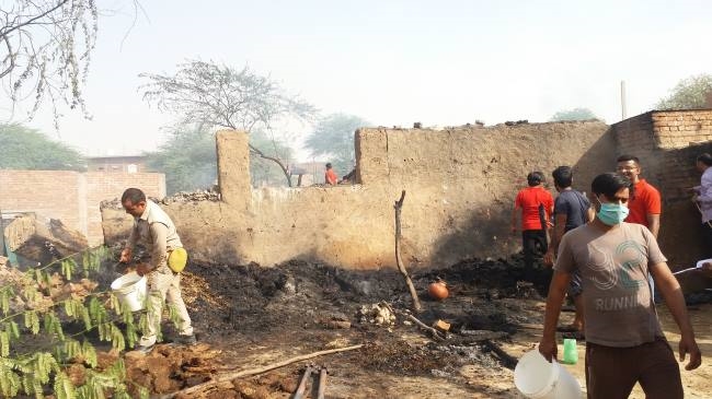 चूल्हे की चिगारी से लगी चार मकान में आग - Fire in four houses due to ...