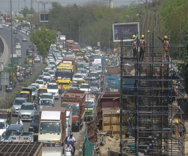 दिल्ली के बाहरी रिंग रोड पर मेट्रो निर्माण के चलते लगा लंबा जाम गर्मी ...