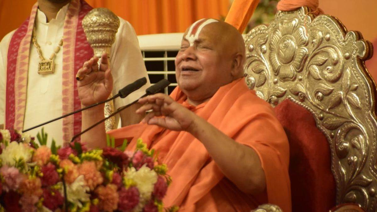 जगद्गुरु रामभद्राचार्य ने गिनाईं श्रीहनुमान चालीसा में कई त्रुटियां ...