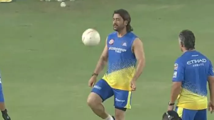 SRH vs CSK: MS Dhoni का पहला प्यार हैं फुटबॉल, हैदराबाद के मैदान में ...