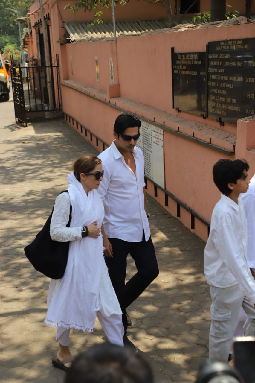 Manoj Kumar Last Rites: राजकीय सम्मान के साथ मनोज कुमार को दी गई अंतिम ...