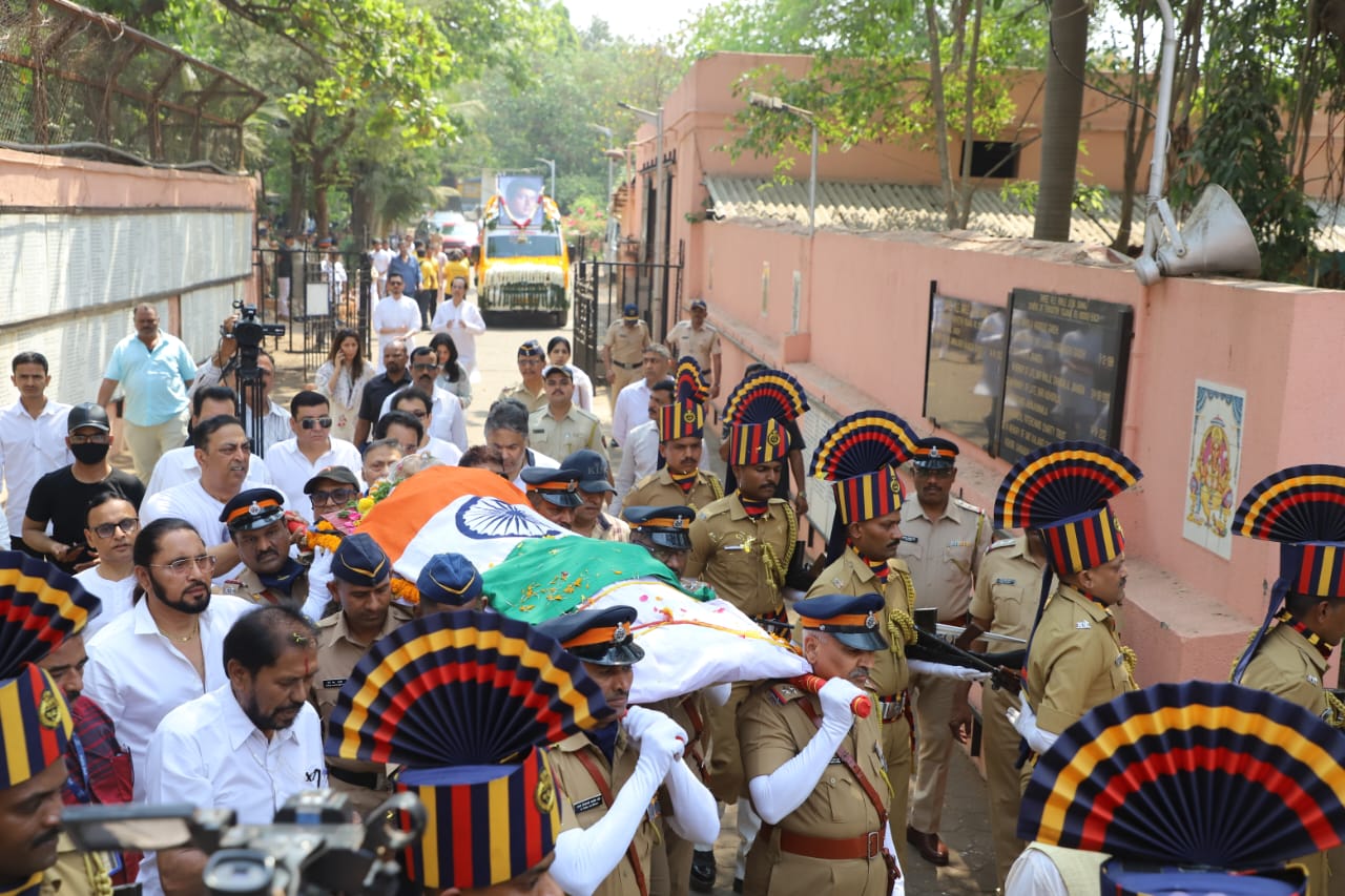 Manoj Kumar Last Rites: राजकीय सम्मान के साथ मनोज कुमार को दी गई अंतिम ...