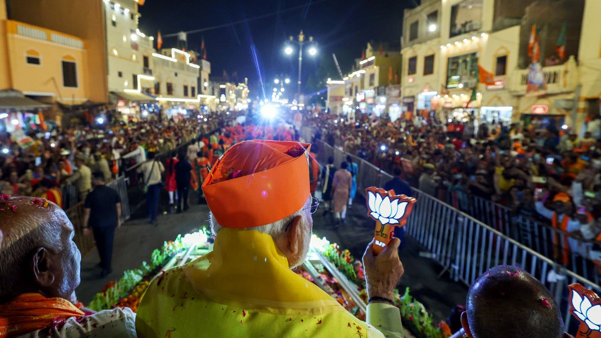 PM Modi In Ayodhya: अयोध्या में PM मोदी ने रामलला को किया साष्टांग ...