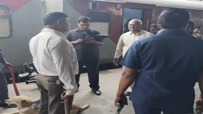 गंगा सतलज एक्सप्रेस को बम से उड़ाने की फर्जी सूचना, वाराणसी कैंट स्टेशन ...