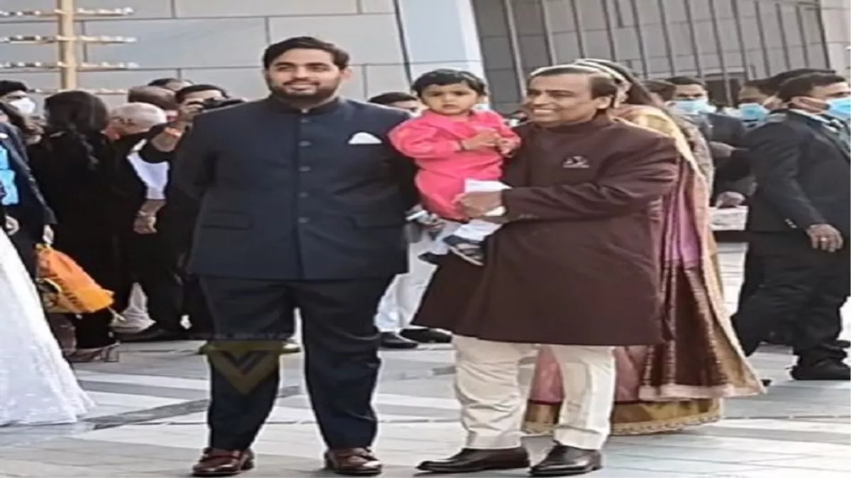 Radhika Merchant Arangetram: मुकेश अंबानी अपने पोते पृथ्वी के साथ ...