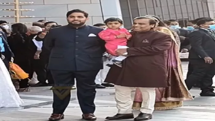Radhika Merchant Arangetram: मुकेश अंबानी अपने पोते पृथ्वी के साथ ...