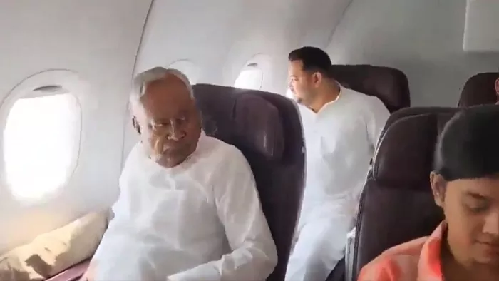 Nitish Kumar: नीतीश-तेजस्वी का फ्लाइट वाला VIDEO देखा? CM ने जोड़े हाथ ...