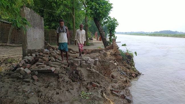 बाढ़ एवं कटाव से हर वर्ष लोगों को झेलना पड़ता लाखों का नुकसान - Every ...