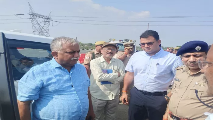 Bundelkhand Expressway: अवनीश अवस्थी ने की समीक्षा, अधिकारियों से कहा ...