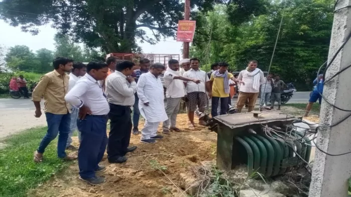 Ayodhya News: जमीन में रखे ट्रांसफार्मर में उतरा करंट, पांच गायों की ...