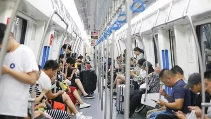 China: 65 वर्षीय व्यक्ति ने मेट्रो में महिला से मांगी सीट, मना करने पर ...