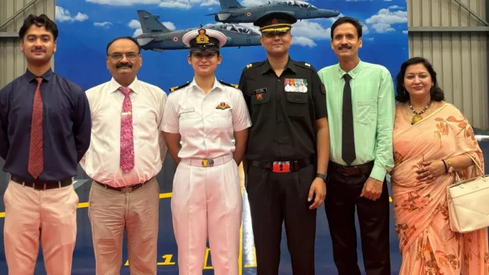 Aastha Poonia: नौसेना की पहली महिला फाइटर पायलट बनीं आस्था पूनिया, यूपी ...