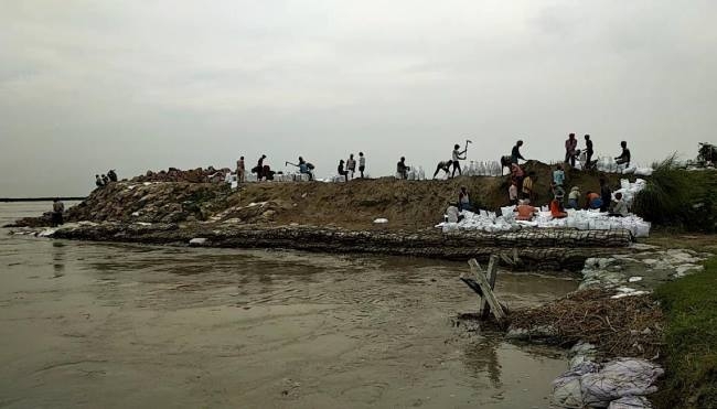 अमवा खास बांध पर गंडक का दबाव बढ़ा, ग्रामीण बेचैन