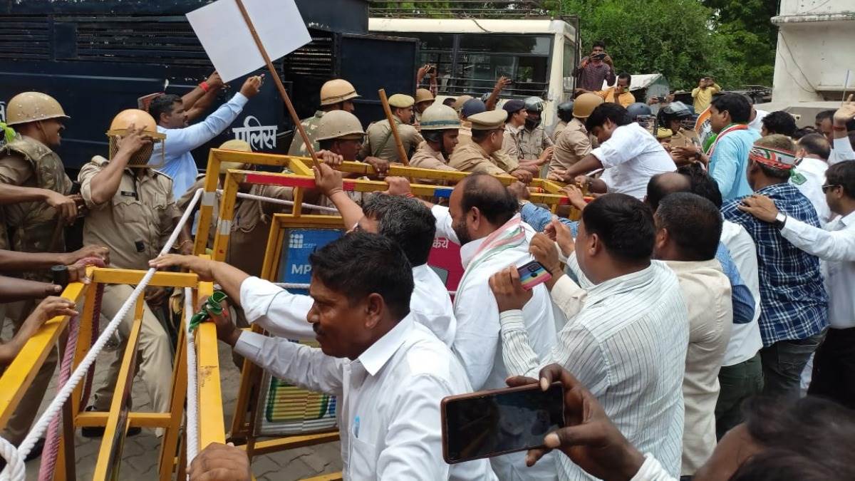 Raibareilly News: महंगाई और बेरोजगारी के विरोध में सड़क पर उतरे ...