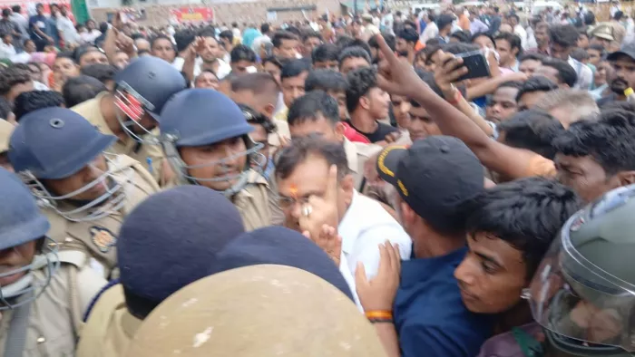 मेरठ रोहित हत्याकांड: आरोपितों के घर बुलडोजर चलाने से एसपी का इनकार, जल ...