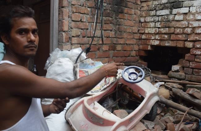 परचून की दुकान में सेंध लगाकर दो लाख की नकदी चोरी - Two lakh cash ...