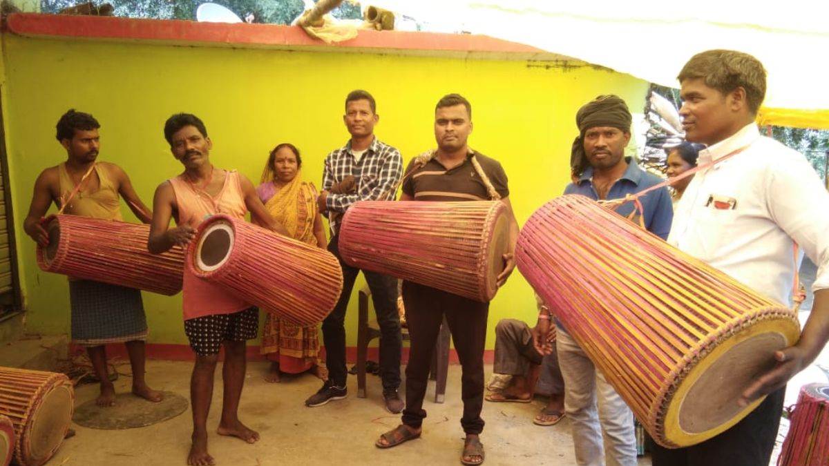 झारखंड के गांव-गांव में गूंजती है लोहरदगा के मांदर की आवाज, जानिए क्या ...