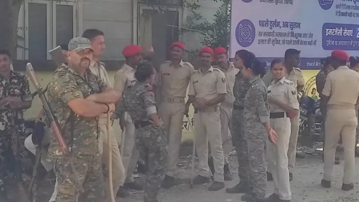 Bihar News : समस्तीपुर के विभूतिपुर में थाने पर ग्रामीणों का हमला, अंदर ...