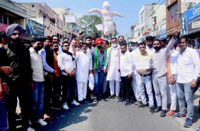 गदरपुर में कृषि कानून के विरोध में सड़कों पर उतरे कांग्रेसी व किसान ...