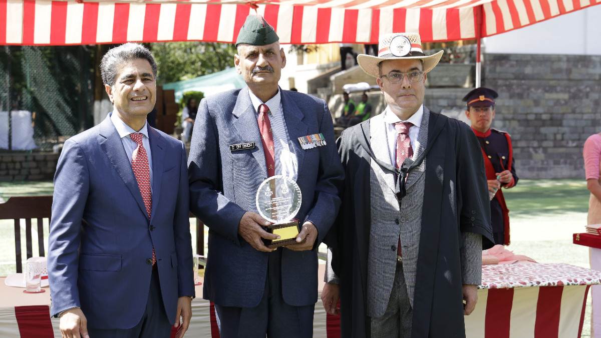 Lawrence School Sanawar: कैप्टन अभिलाषा बराक व फोटोग्राफर दयानिता को ...