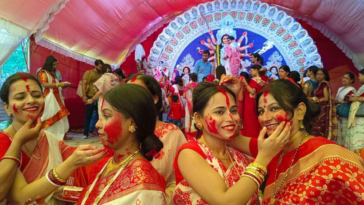 Durga Pratima Visarjan: नम आंखों से विसर्जित हो रही मां दुर्गा की ...