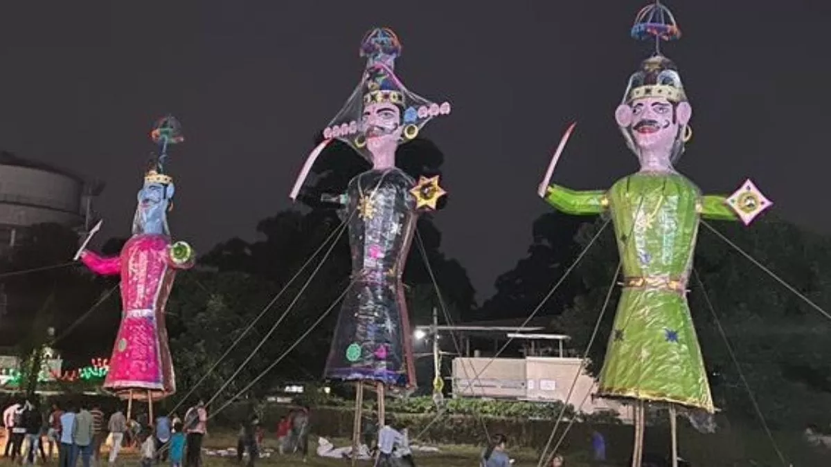 Dehradun Ravan Dahan: कुछ देर में जलेंगे रावण, कुंभकर्ण और मेघनाद के ...