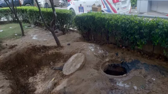 Faridabad News: क्यूआरजी अस्पताल में बड़ा हादसा, सीवर सफाई के दौरान चार ...