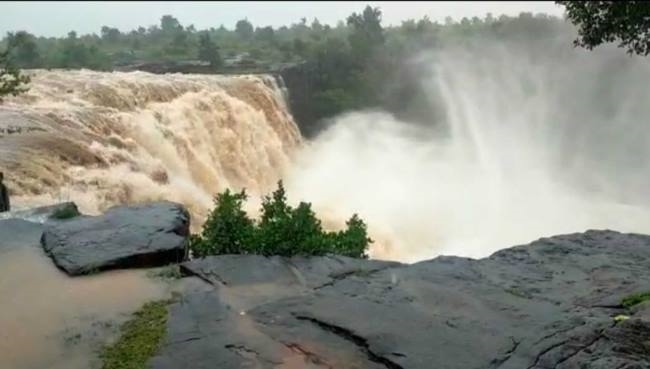 दशहरा की छुट्टी में Water Falls पर उमड़ी भीड़, पिकनिक मनाने रीवा और ...