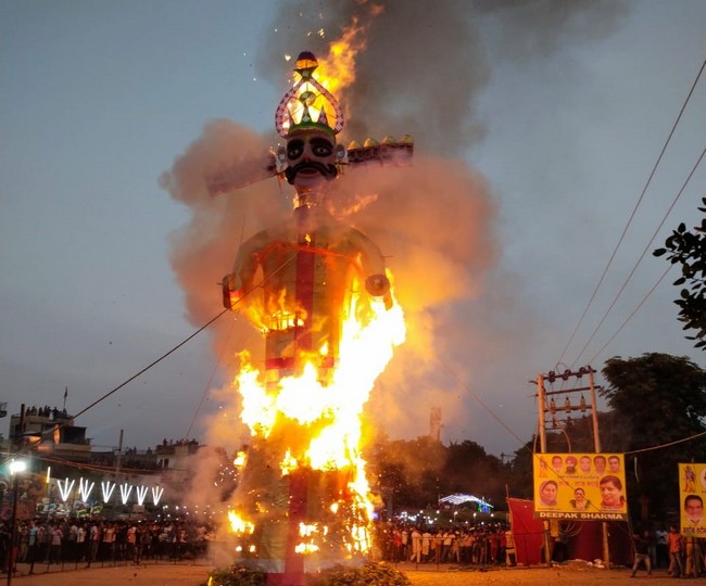 Ludhiana Ravan Dahan: धू धू कर जला 110 फीट का रावण, दरेसी मैदान में लगे ...